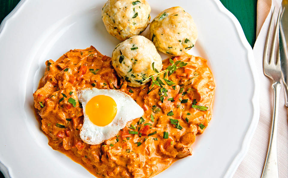 Eierschwammerlgulasch Mit Semmelknödeln Und Wachtelei • Rezept